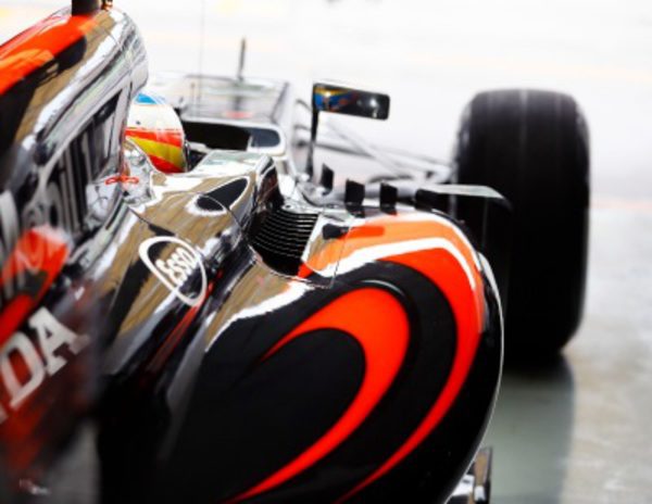 El MP4-32, el coche de McLaren-Honda, pasa los crash-tests de la FIA ...