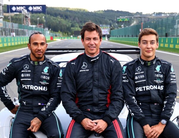 Toto Wolff: "Hemos ido a por la decoración negra para reducir peso ...